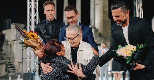 Цветана Манева получи обяснение в любов от 25 артисти за своя юбилей - Az-jenata