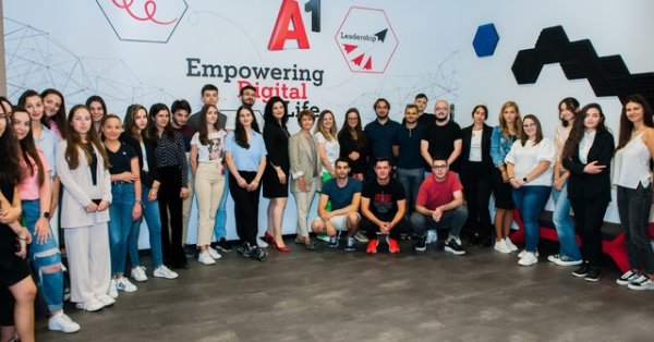 30 стажанти от компании членове на СЖББ се запознаха с технологичния свят на А1 - Az-jenata