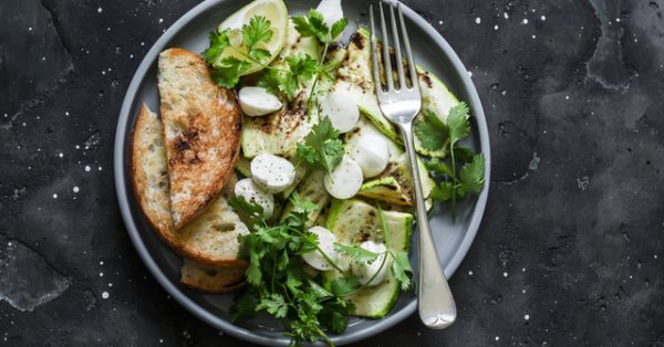 Тиквички със сирене, дресинг и ядки - Az-jenata