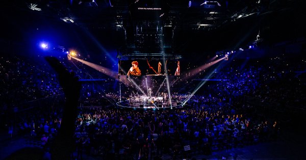 Миро в 360-градусова кръгла сцена - над 7000 души пяха заедно с него - Az-jenata