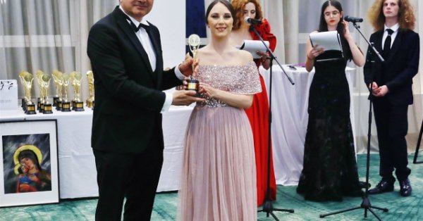 Отличиха Калина Донкова за принос и отношение към темата за домашното насилие - Az-jenata