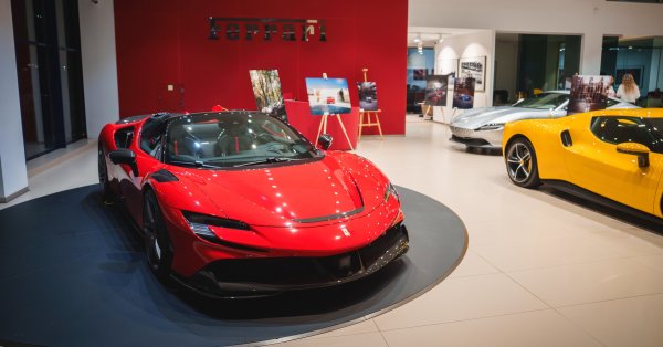 Auto Italia откри благотворителна фотоизложба Deus Ex Machina с емблематични модели Ferrari и ...